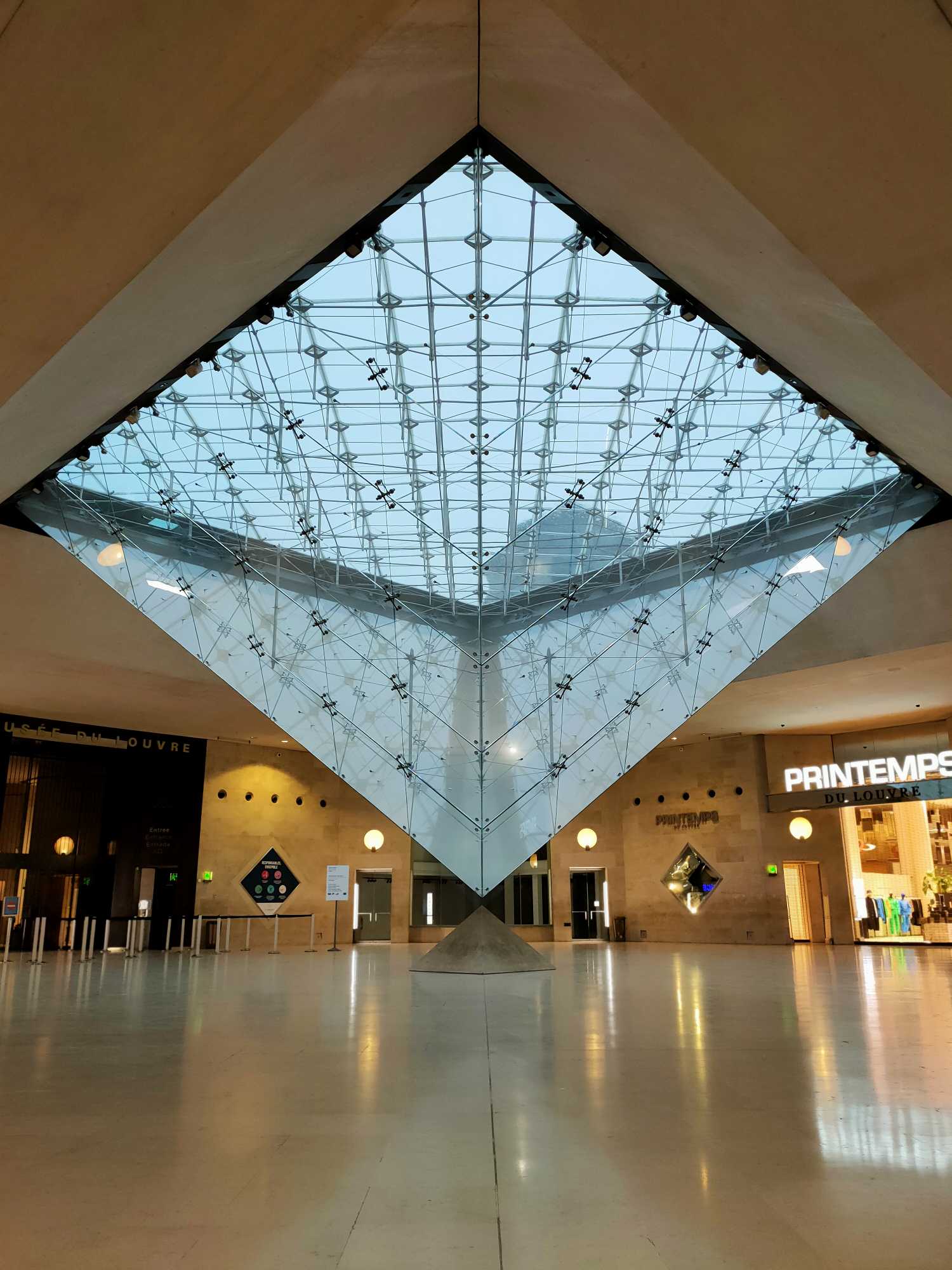 La piramide rovesciata del Louvre | Oppo Community Italia